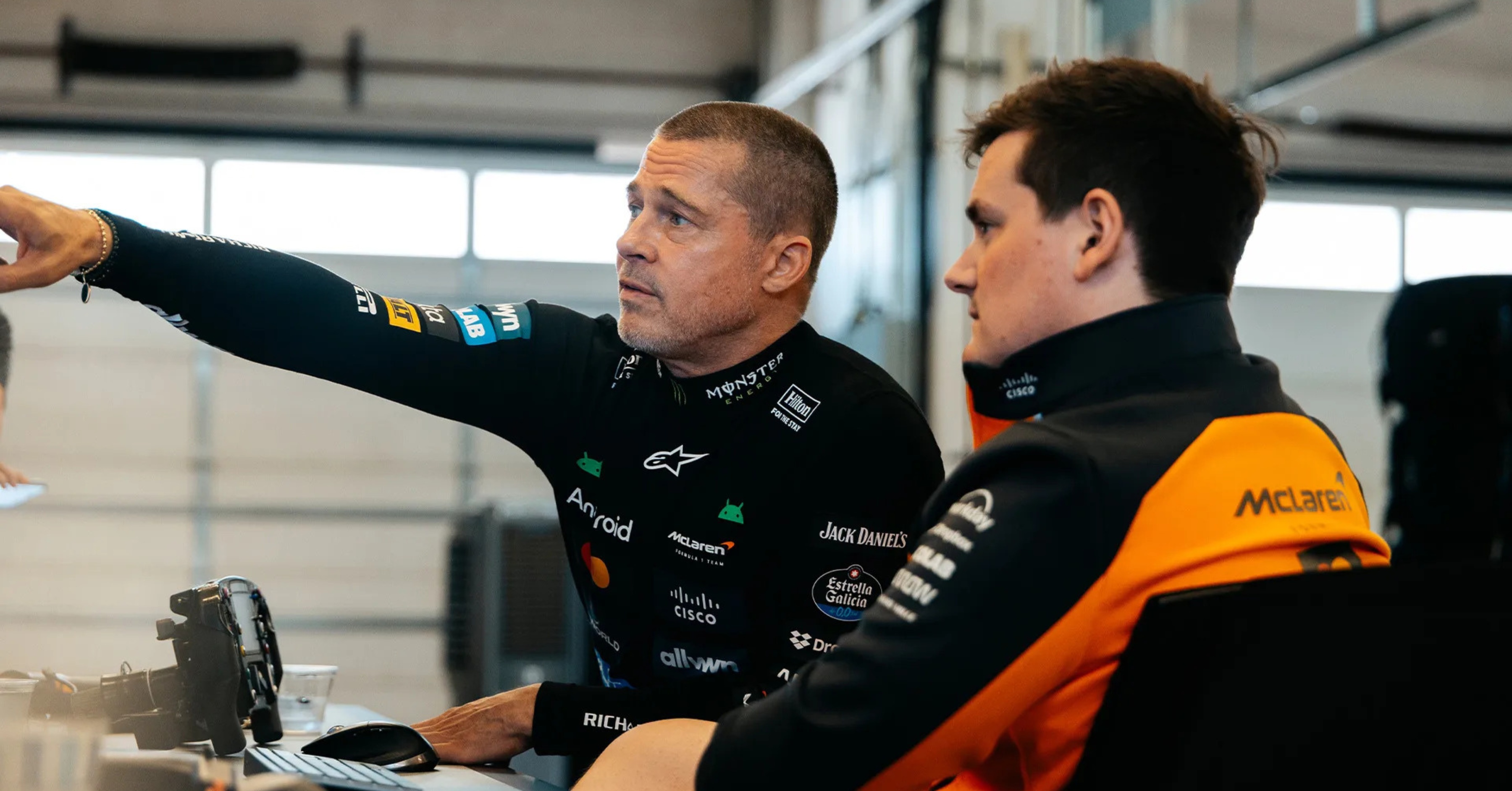 Tài tử Brad Pitt điều khiển chiếc xe McLaren MCL60 quanh đường đua COTA ...