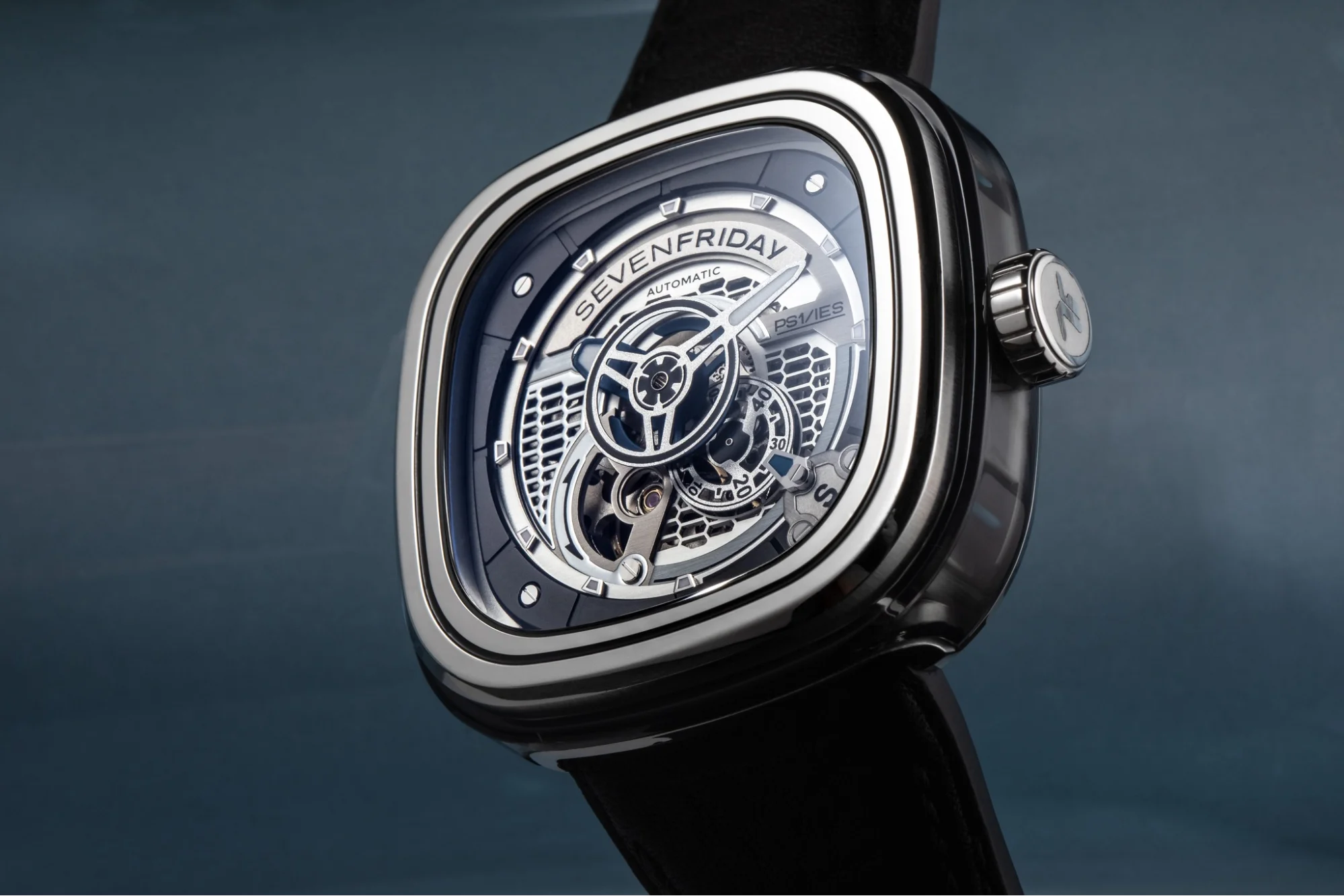 Khám phá sự chuyển mình trong triết lý thiết kế của SEVENFRIDAY qua các ...